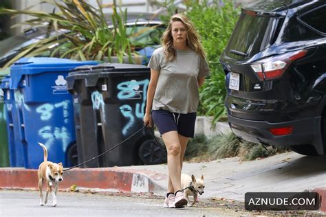 Alicia Silverstone Taking A Stroll Near The 597k Four Bedroom Hollywood Hills Home She Bought