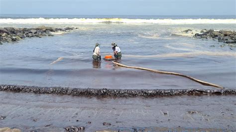 Suben A Las Playas Contaminadas Por El Derrame De Petr Leo En Per