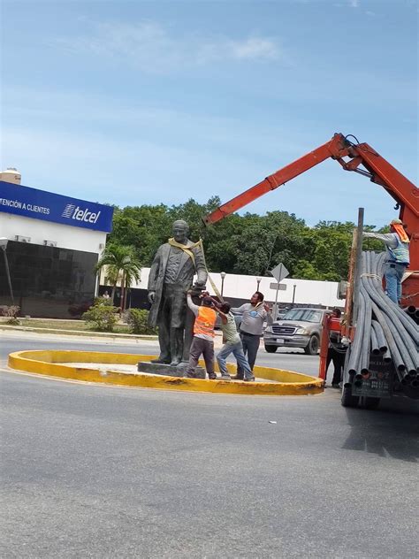 Trasladan estatua de Andrés de Quintana Roo a rotonda en Playa del
