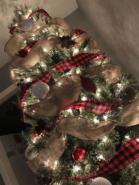 Using Pictures Of Burlap To Decorate A Christmas Tree