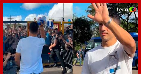 Luis Suárez se despede do Grêmio festa Torcida no aeroporto Terra