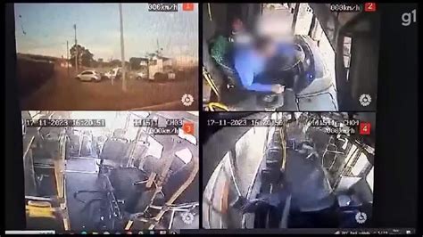 VÍDEO mostra momento em que mulher é arremessada de ônibus atingido por