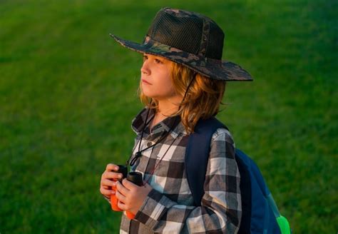 Niño explorador con sombrero de explorador y mochila al aire libre