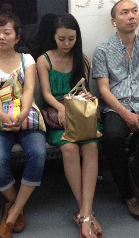 实拍地铁美女 我的女朋友和别人的女朋友实拍女朋友地铁新浪新闻