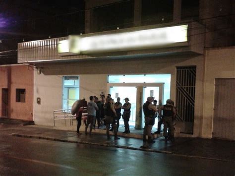 G1 Grupo explode cofre de banco faz reféns e atira contra carro da