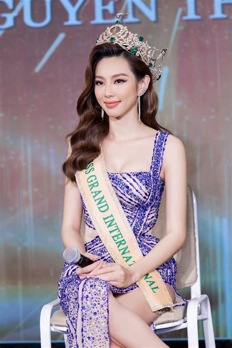 Hoa hậu Thùy Tiên về thăm trường Đại học nhận học bổng 350 triệu đồng