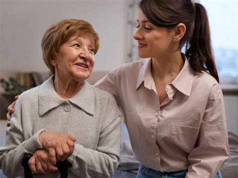 Cuidado de adultos mayores guía para asistirlos dentro y fuera de casa
