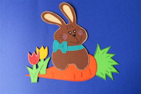 Fensterschmuck Fensterbild aus Tonkarton Hase aud Möhre ein