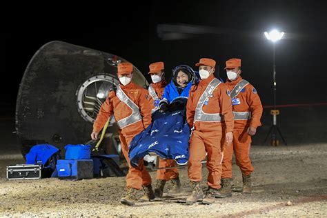 Regresan a la Tierra tres astronautas chinos tras meses en la estación