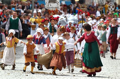 Buben und Mädchen tänzeln durch Kaufbeuren