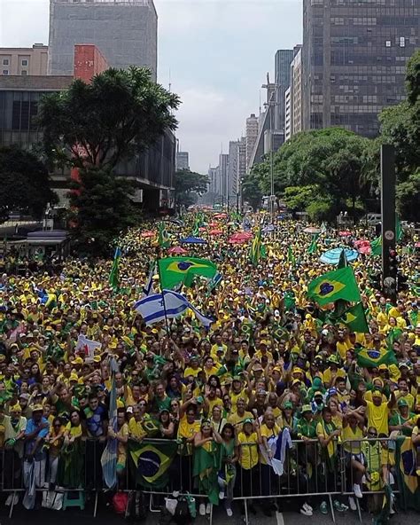 Bolsonaro reúne multidão de apoiadores na Paulista