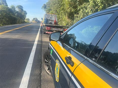Motorista de carro morre após sair da pista e bater em árvore na BR 373