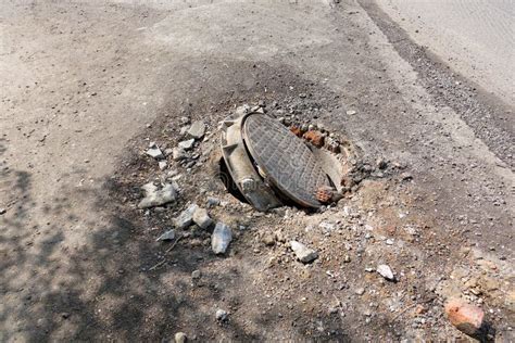 Alcantarilla Quebrada En El Camino Peligro De Lesi N Reparaci N De