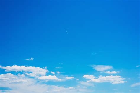 Cielo Azul Con Nubes Blancas Suaves Foto Premium