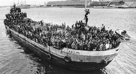Fu A Brindisi Lo Sbarco Dei Boat People Dei Profughi Albanesi Nel