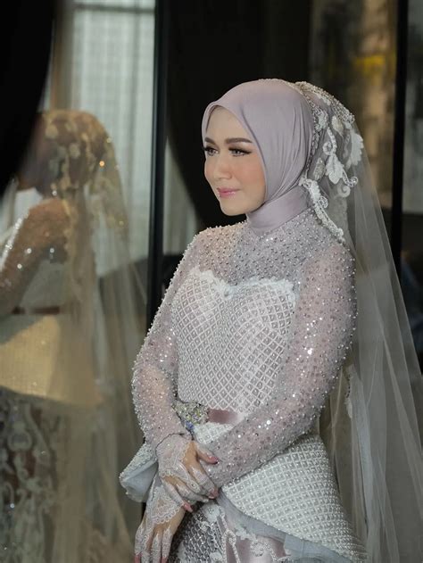 6 Potret Detail Busana Dan Makeup Dine Mutiara Istri Sahrul Gunawan Di