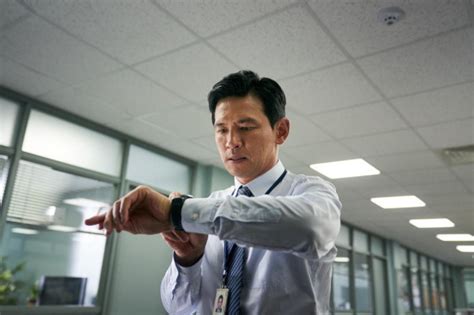 交涉曝海报 玄彬穿防弹背心与黄政民解救人质 腾讯新闻