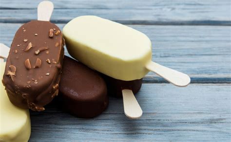 Prepara Paletas Cremosas De Vainilla Cubiertas De Chocolate