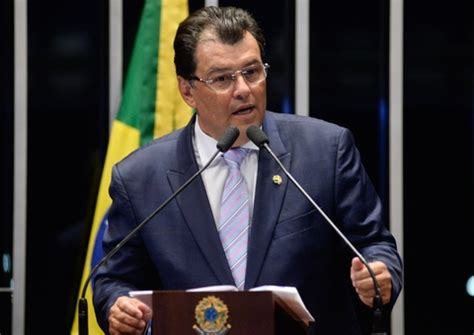 Eduardo Braga comemora aprovação de projeto que prevê direitos para mãe