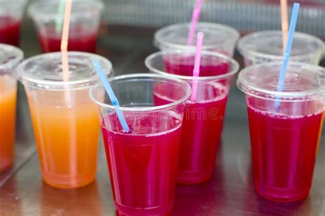 Bebidas Con Sabor A Fruta Coloridas Foto De Archivo Imagen De