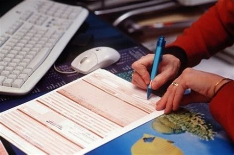 Les infos de 12h30 Arrêts maladie pourquoi le gouvernement envisage