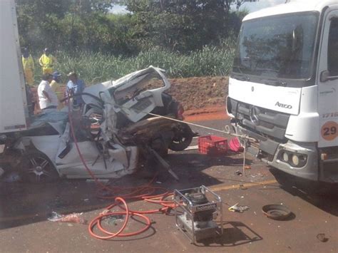 G1 Mulher morre após carro ser prensado por caminhões em rodovia