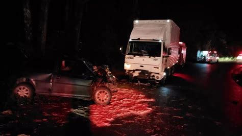 Colis O Entre Carro E Caminh O Deixa Duas Pessoas Presas Nas Ferragens