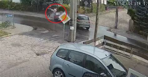 Przerażający wypadek w Aleksandrowie Kujawskim Auto wjechało w wózek