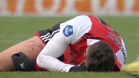 Feyenoord Vs Psv Así Quedó La Pierna De Santiago Giménez Tras Recibir Una Entrada De Expulsión