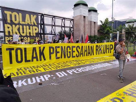 Pasal Tentang Kebebasan Berpendapat Homecare24