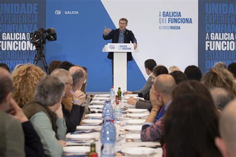 Feijóo acusa a Sánchez de ponerse la toga de magistrado para