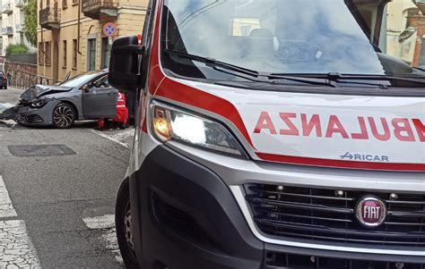 Si Schianta Con L Auto Contro Il Muro Incidente A Occhieppo Inferiore