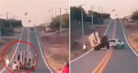 Motorista perde controle de carro paredão e quase atinge moto