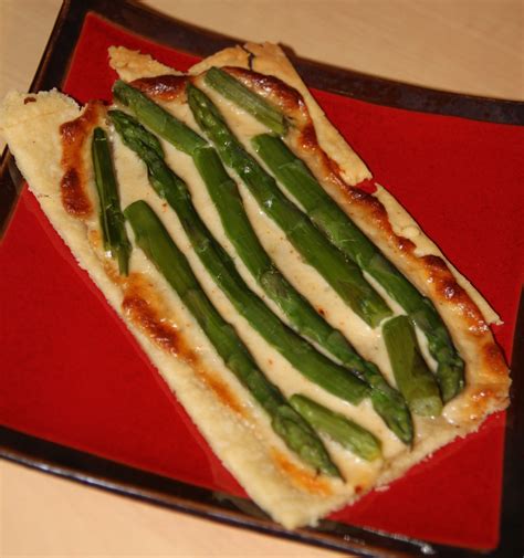 Tarte fine aux asperges vertes sur crème de parmesan Bocook