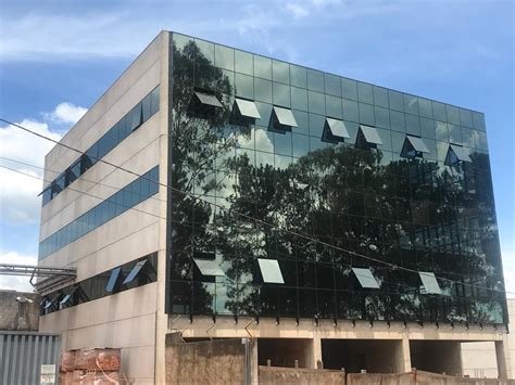 Fachada pele de vidro AAX Esquadrias em Alumínio Serralheria de