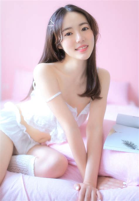 露肩吊带美女诱人性感私房写真白丝袜美女性感写真图片三千图片网