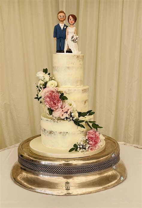 Elegant Tier Wedding Cake With Fresh Flower Arrangement
