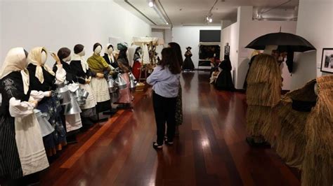 Santiago acolle unha exposición que rinde tributo ás profesións máis