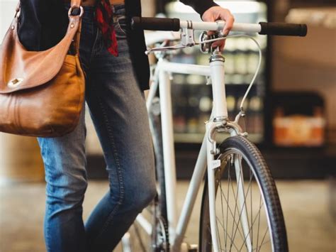 Cómo reparar llanta ponchada de bici en el Día de ir en bicicleta al