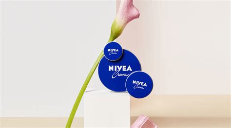 La Crema NIVEA Lata Azul Sirve para la cara Belleza estética
