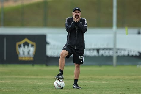 Atlético MG estuda posições pedidas por Coudet e vai atrás de reforços