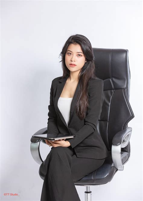 Cách tạo dáng chụp ảnh doanh nhân Networks Business Online Việt Nam