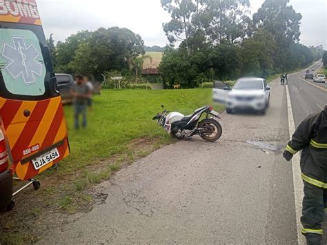 Motociclista e garupa ficam feridos em colisão caminhonete na BR