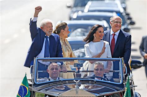 Lula desfila em carro aberto sobe rampa do Congresso e é empossado na
