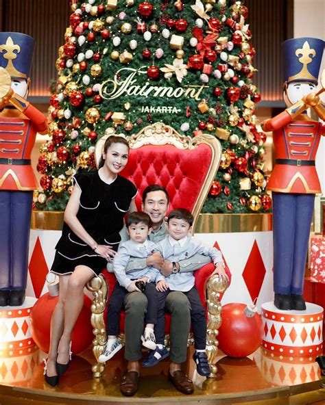 9 Gaya Artis Rayakan Natal 2022 Semarak Dalam Kehangatan