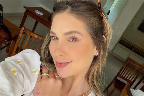 Virginia Fonseca Mostra Maria Flor Se Mexendo Dentro Da Barriga