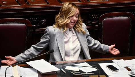 Giorgia Meloni Si Nasconde Nella Giacca Alla Camera Dopo Il Siparietto