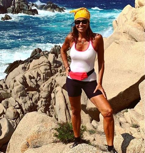 Cristina Parodi Sotto Il Sole Di Formentera Critiche Per La Foto Delle Gambe