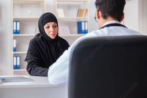 Người Phụ Nữ Hồi Giáo đến Bác Sĩ để Kiểm Tra định Kỳ Vectơ Ảnh Nền Và