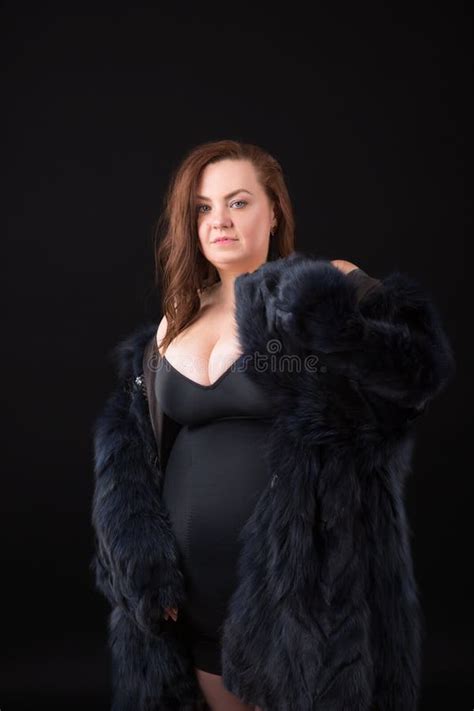Junges Sch Nes Busty Curvy Plusgr Enmodell Mit Der Gro En Brust Im